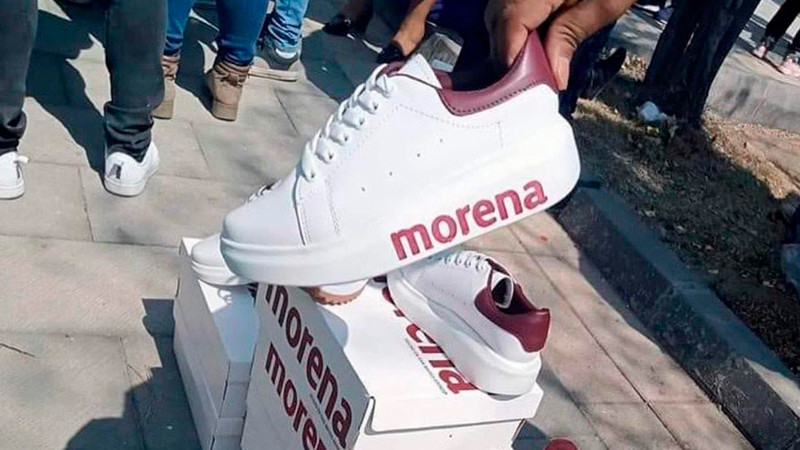Fabricantes San Mateo Atenco exhiben tenis con colores Morena
